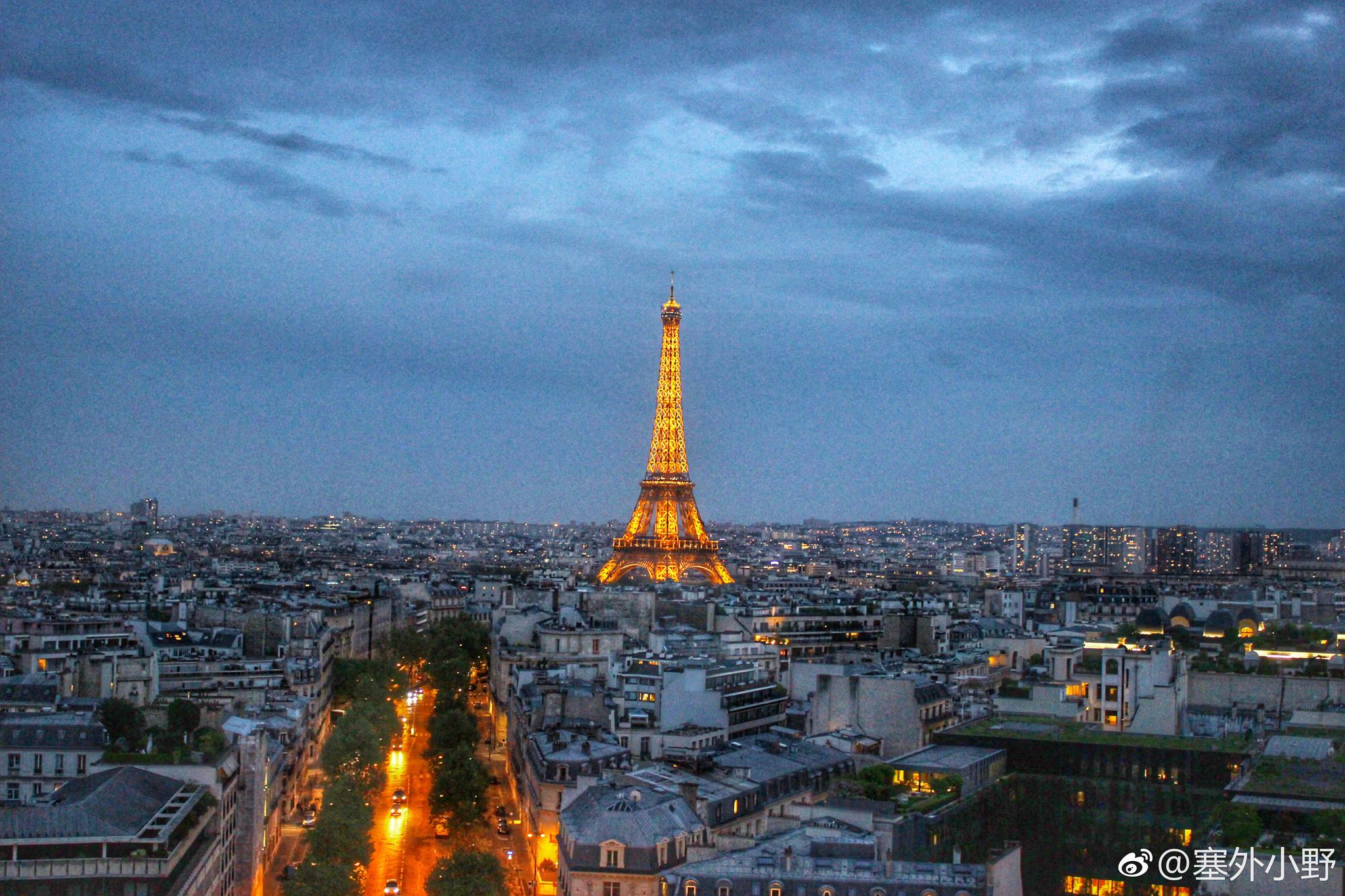 观看埃菲尔铁塔最佳的角度，登上凯旋门