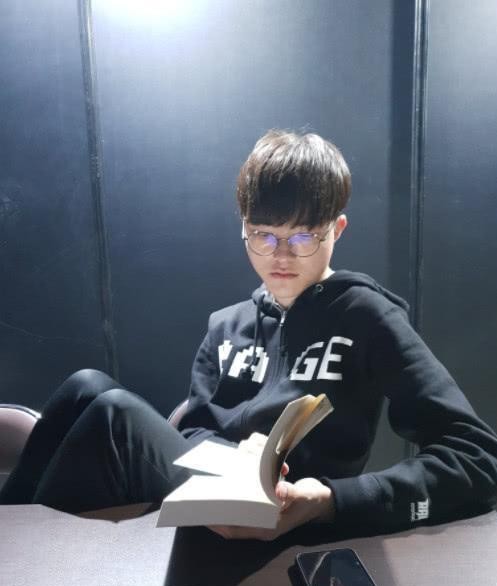 Faker看书的时候竟然是这个样子, 这样的他还真是第一次见