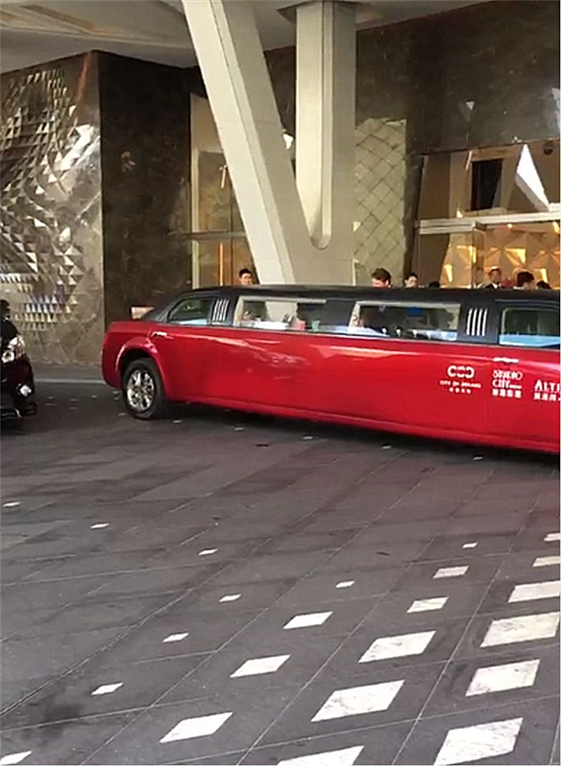 偶遇加长款克莱斯勒300C，车长远超6米，很少有土豪会购买！-新浪汽车