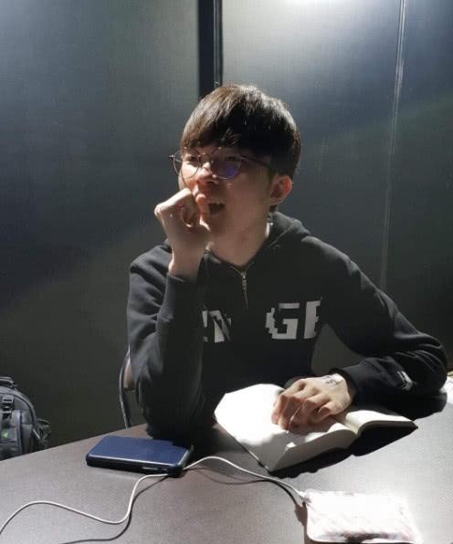 Faker看书的时候竟然是这个样子, 这样的他还真是第一次见