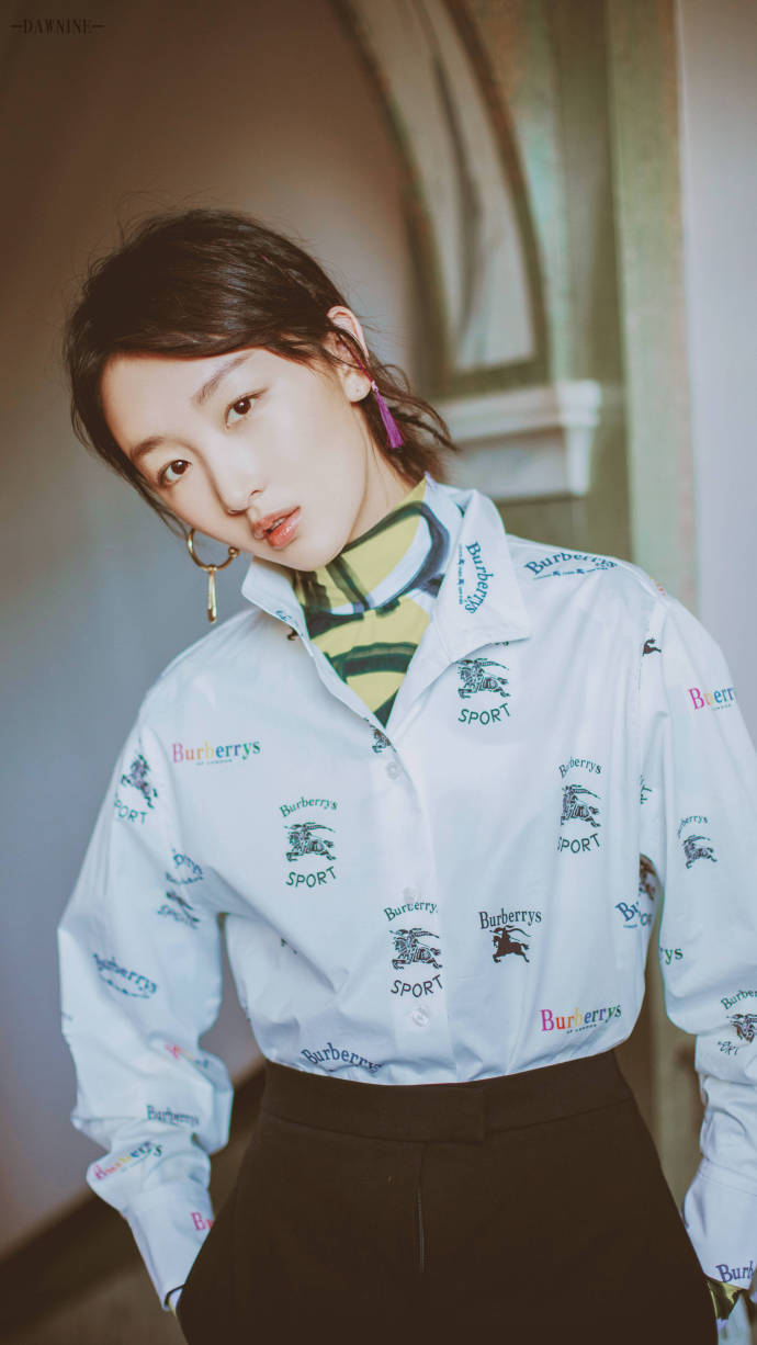 周冬雨 喜欢她举手 🙋 cr.DAWNINE |周冬雨|举手_新浪新闻