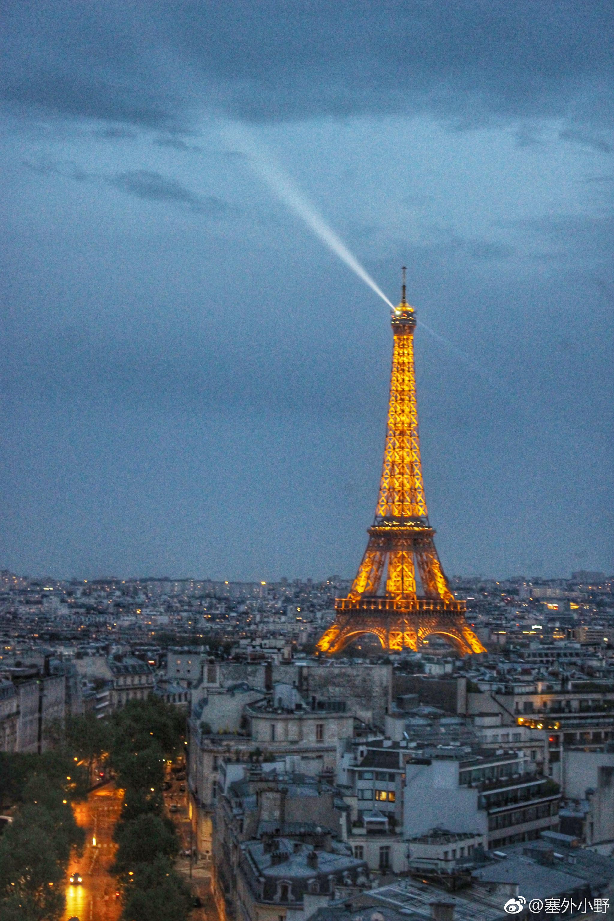 观看埃菲尔铁塔最佳的角度，登上凯旋门