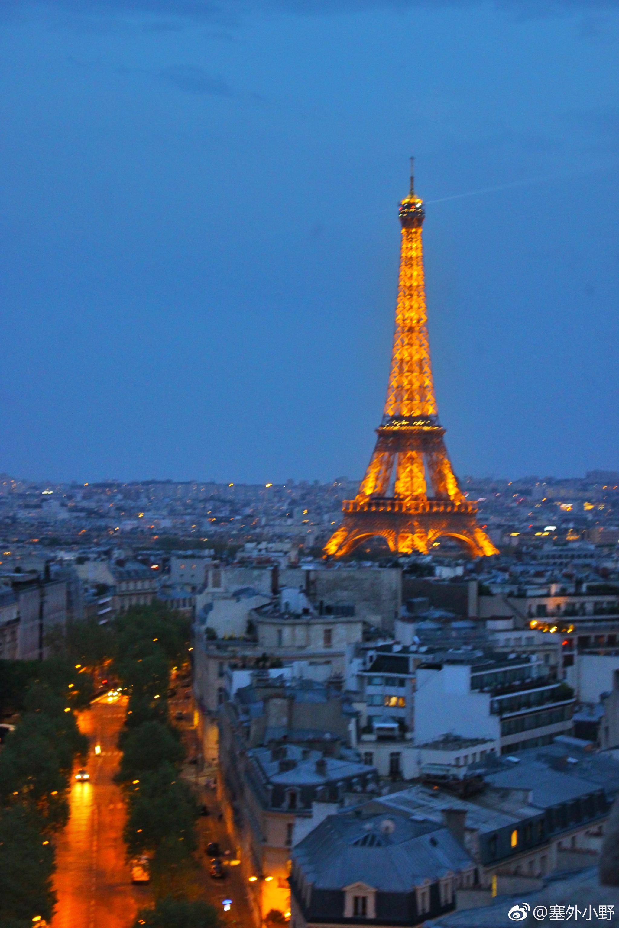 观看埃菲尔铁塔最佳的角度，登上凯旋门