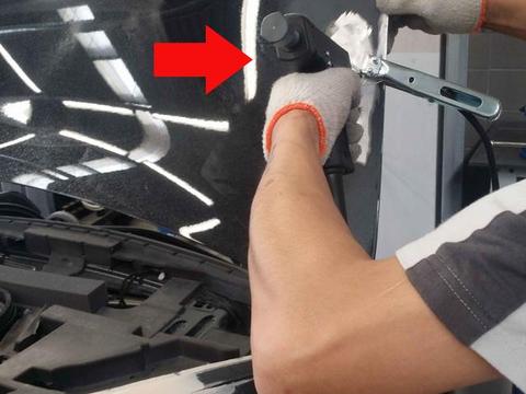 林肯后备箱撞了一小坑，钣金喷漆4S店报价3500元，说铝就这个价-新浪汽车