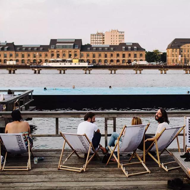 这样的泳池你见过吗？在水底？水中？还是水上？|安涅尔浴场|泳池|霍克尼_新浪新闻