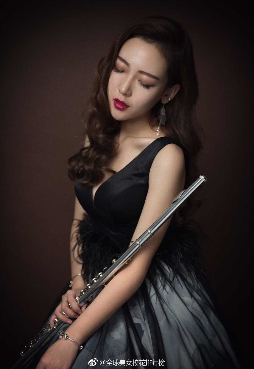 美女校花 四川音乐学院长笛专业小雪 22岁 身高175cm 体重55kg 模特