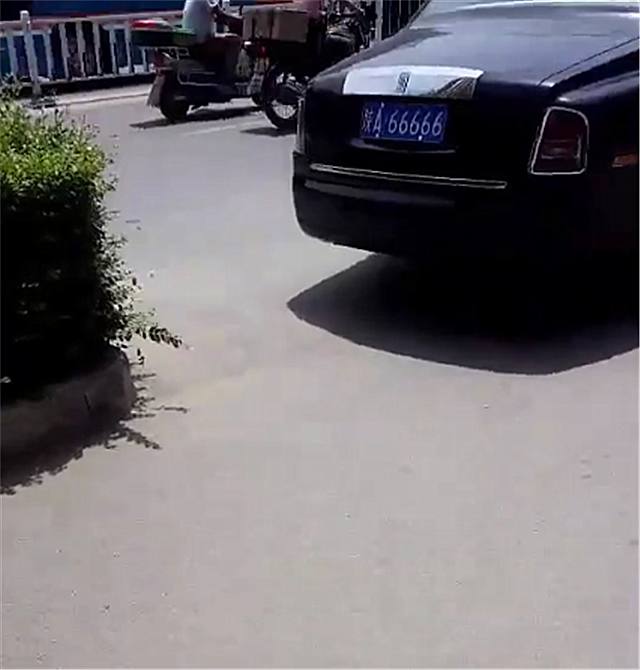 劳斯莱斯挂66666车牌，本以为很霸气，结果旁边的迈巴赫更霸气！