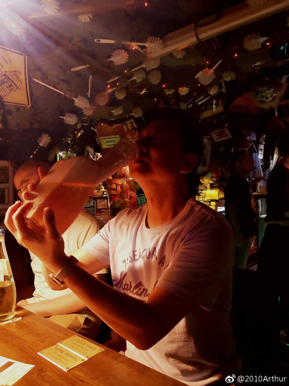 这里号称是柏林必去的十大酒吧之一，名叫KLo酒吧，别名厕所酒吧|酒吧|别名|尿壶_新浪新闻