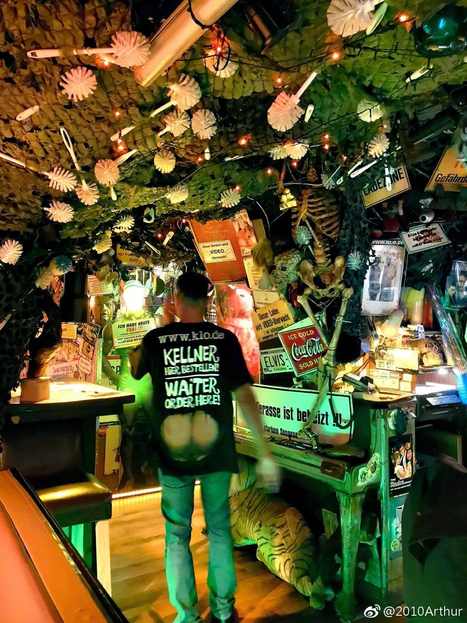 这里号称是柏林必去的十大酒吧之一，名叫KLo酒吧，别名厕所酒吧