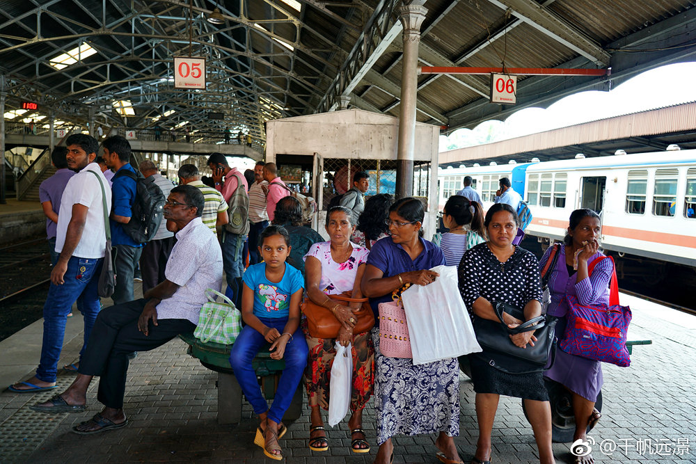 在宫崎骏的经典动漫电影《千与千寻》中，有这样一个唯美的画面|斯里兰卡|火车|铁轨_新浪新闻