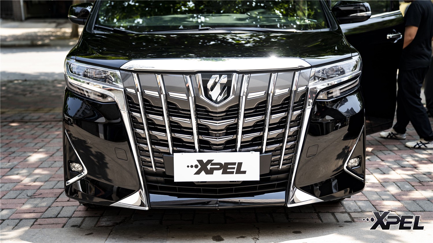 明星保姆车丰田埃尔法贴XPEL隐形车衣-新浪汽车