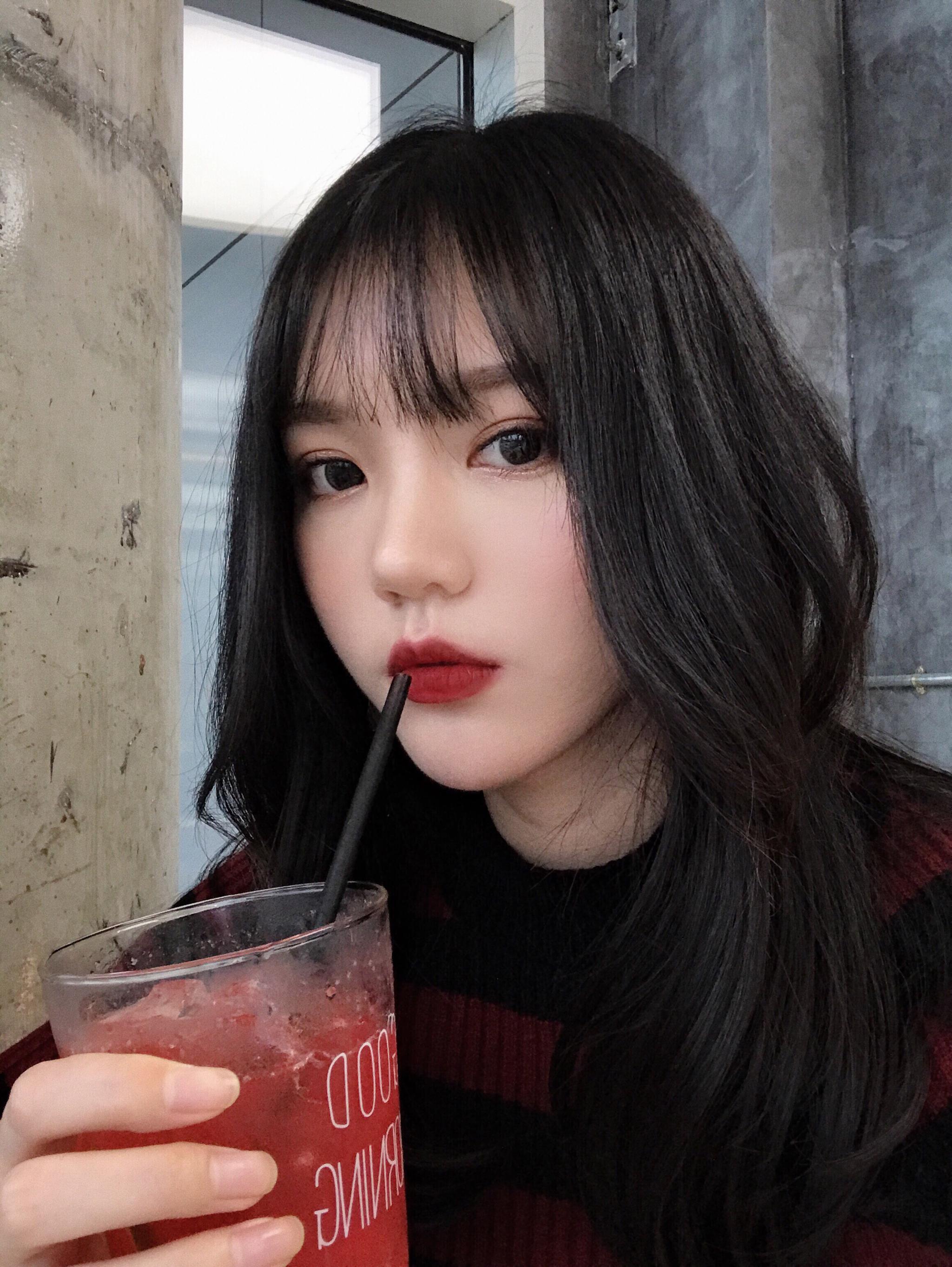 校花美女 身高170 体重47kg 🦁️座女生～爱好拍照美妆穿搭分享小红