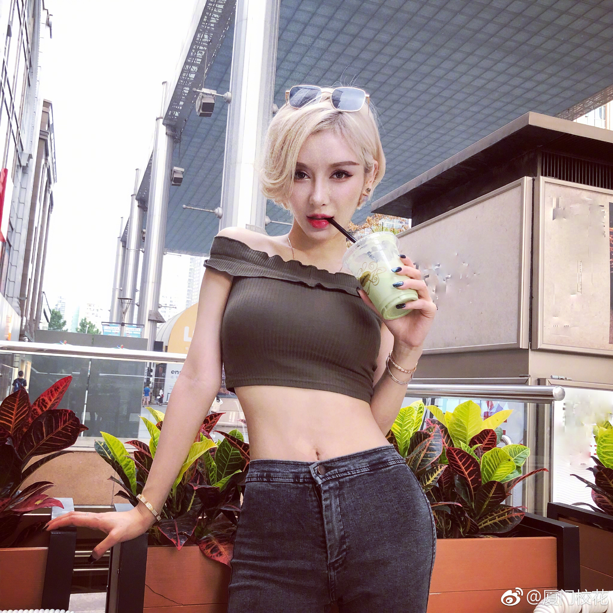 96年，毕业于天津音乐学院，身高168cm，爱好跳舞、旅游