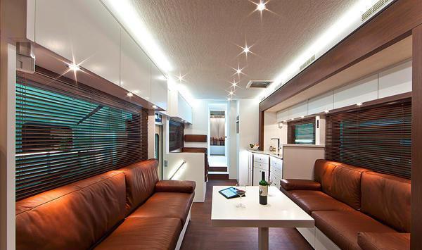 奔驰开挂？房车中还带车库，拥有2个卧室，像个大别墅！-新浪汽车