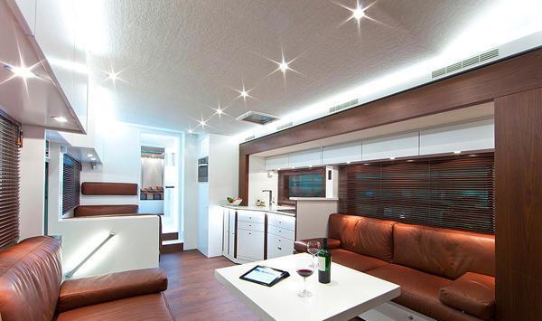 奔驰开挂？房车中还带车库，拥有2个卧室，像个大别墅！-新浪汽车