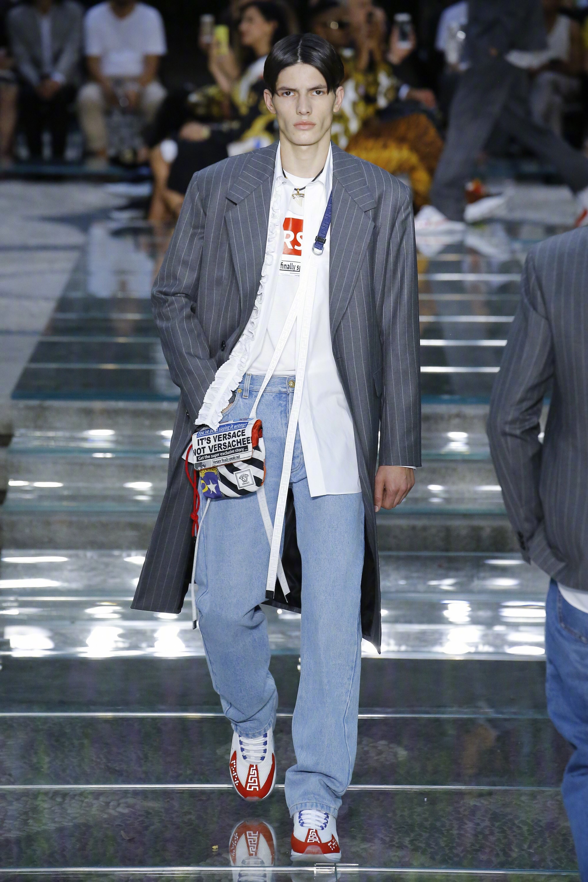 Versace 2019 春夏男装秀—男装女装穿插呈现|女装|男装|渔夫帽_新浪新闻