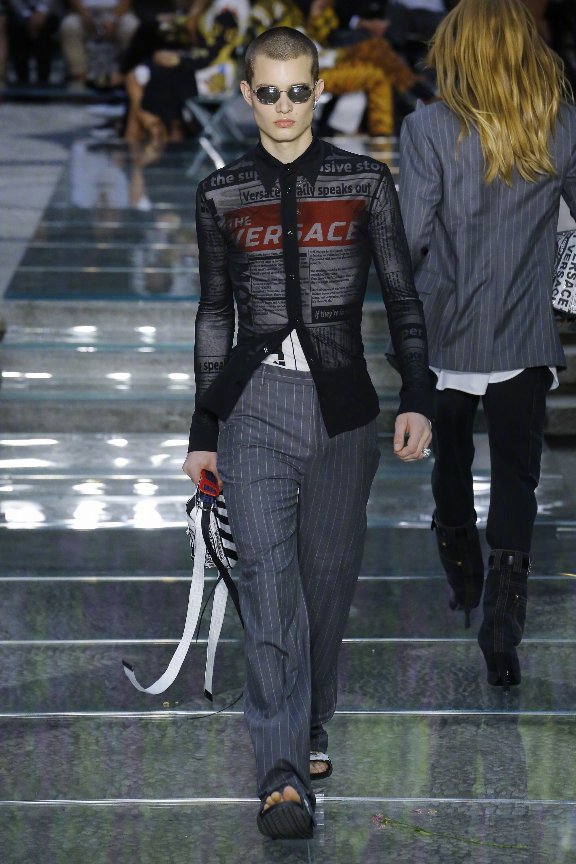 Versace 2019 春夏男装秀—男装女装穿插呈现|女装|男装|渔夫帽_新浪新闻