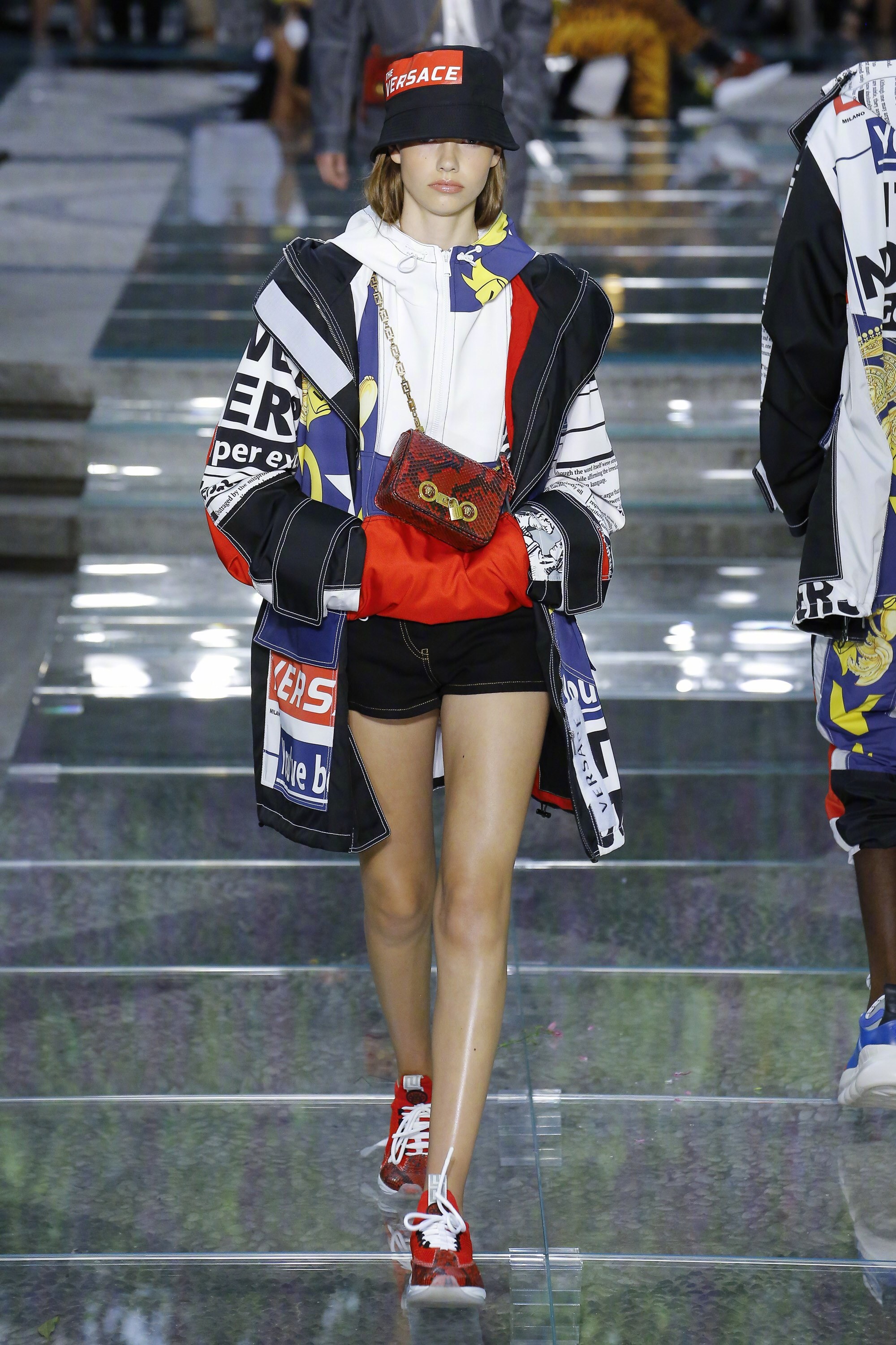 Versace 2019 春夏男装秀—男装女装穿插呈现|女装|男装|渔夫帽_新浪新闻