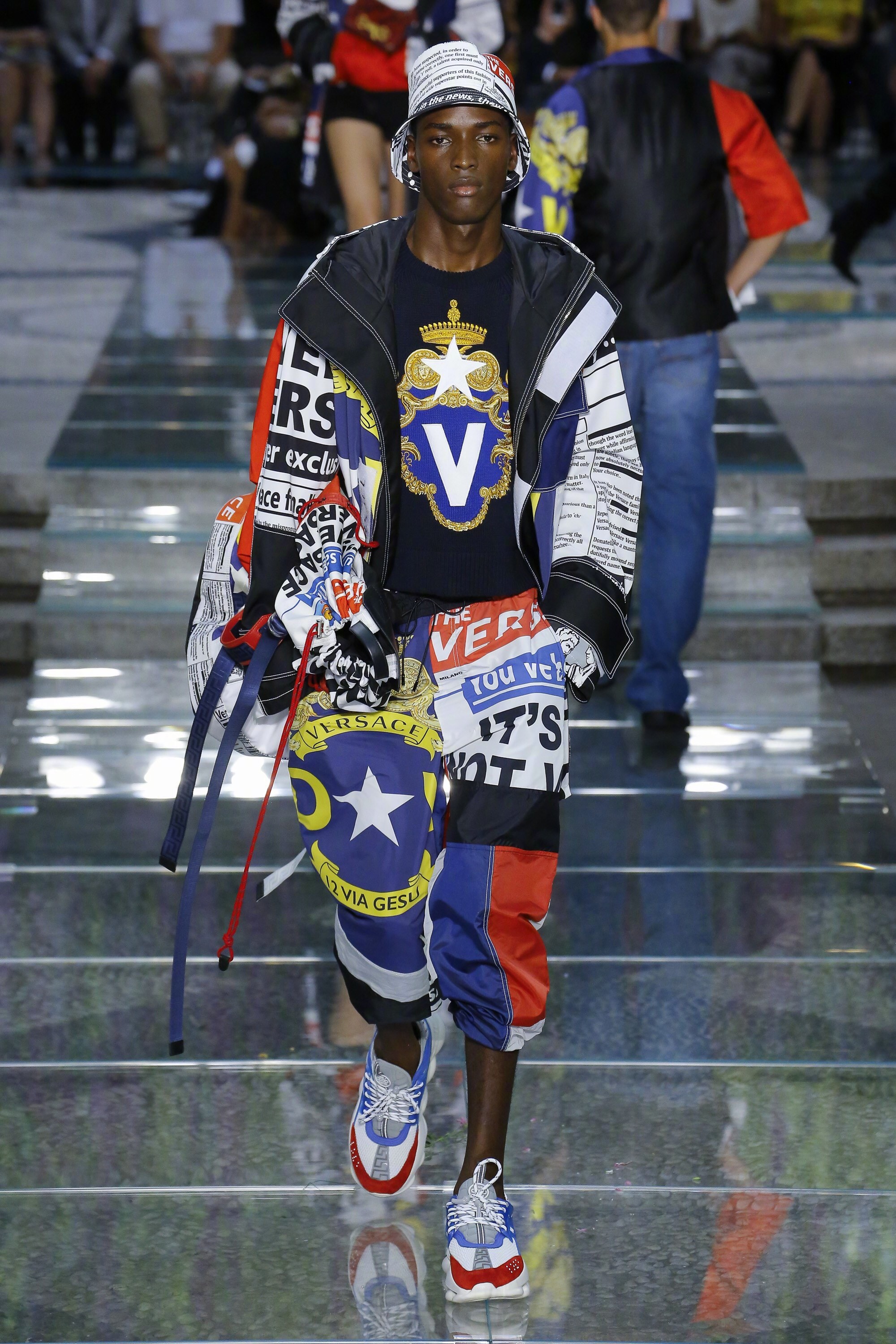 Versace 2019 春夏男装秀—男装女装穿插呈现|女装|男装|渔夫帽_新浪新闻