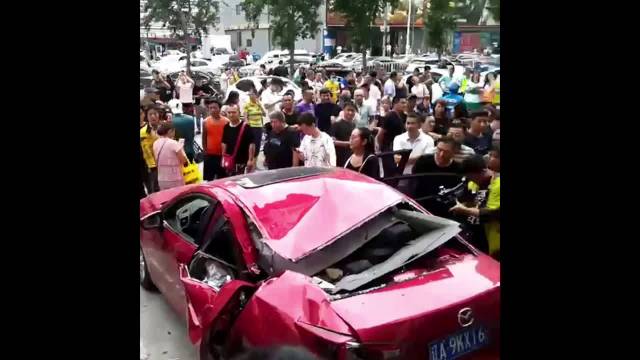 【突发！沈阳三好街女子坠楼砸中私家车 】网友爆料：7月11日，下午13:...|三好|沈阳|爆料_新浪新闻