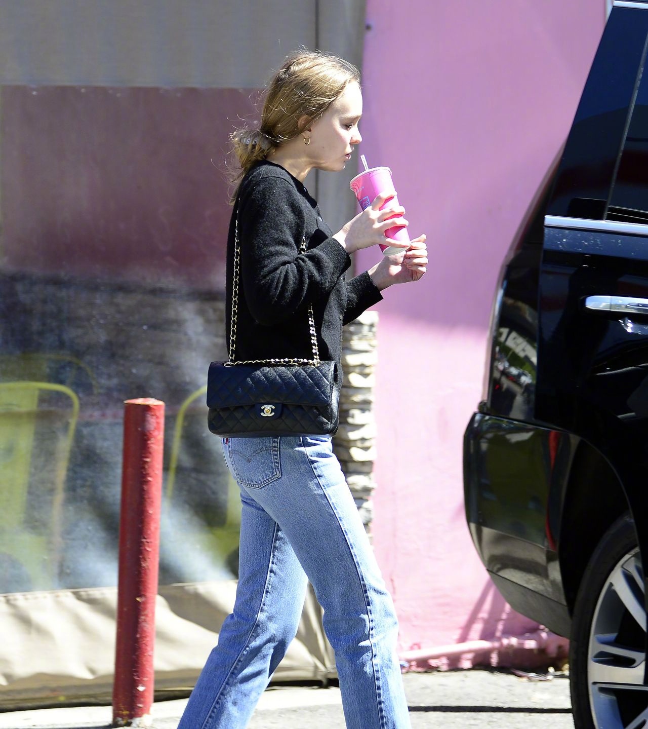 德普的女儿Lily-Rose Depp 身背Chanel 在洛杉矶离开 Pinches Tacos|约翰尼·德普|洛杉矶|德普_新浪新闻