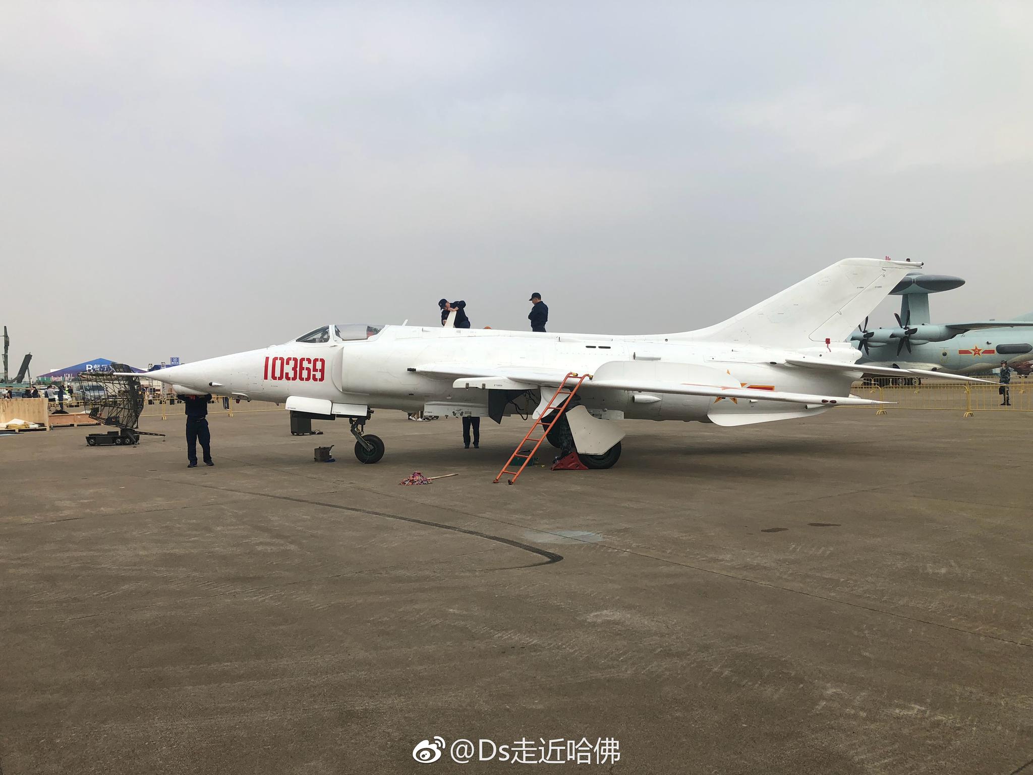 一代老兵强-5L，去年退出现役后首次公开露面，现身航展现场|航展|老兵|一代_新浪新闻