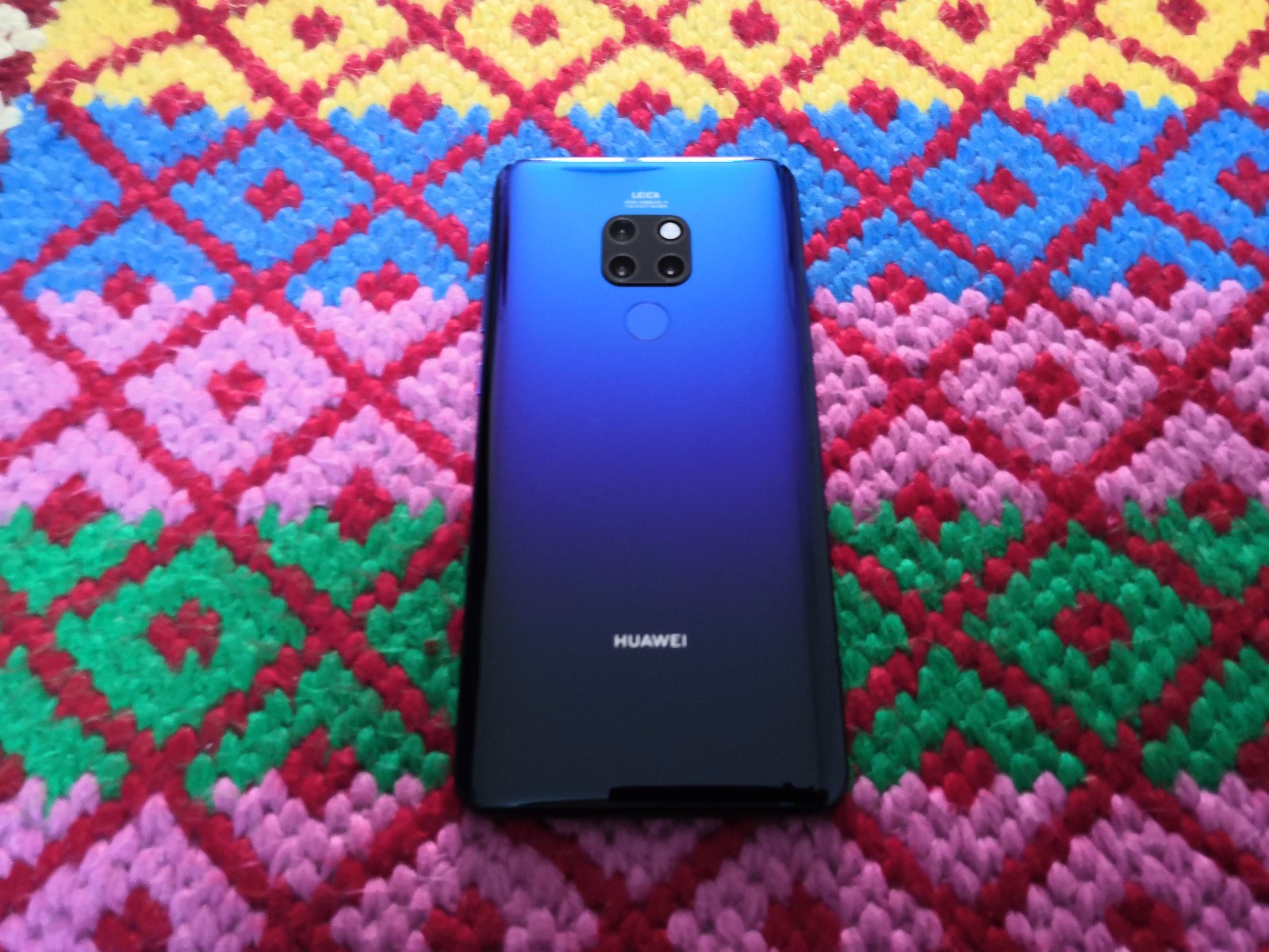 华为Mate20极光色图赏__财经头条