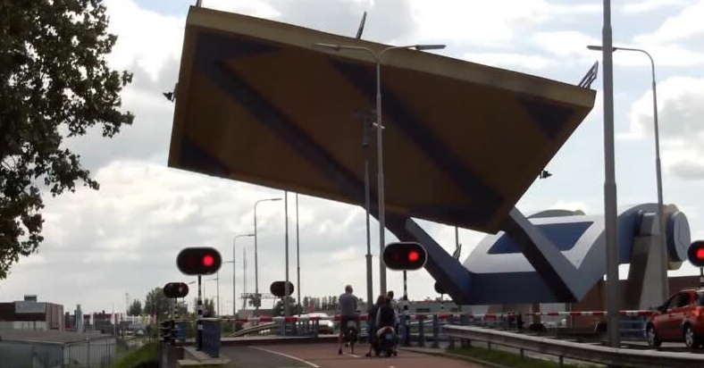 这国家被称为男人的天堂，非常自由开放，却花巨资造最奇葩桥梁!