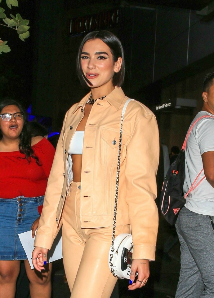 啪姐DuaLipa杜阿，利帕现身街头和粉丝合影|杜阿|利帕|粉丝_新浪新闻