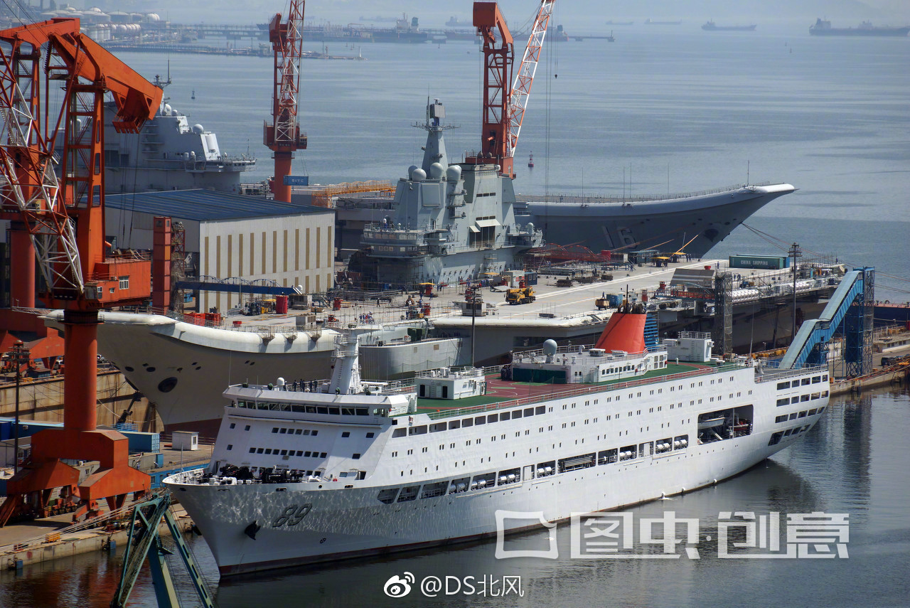 海军辽宁舰、国产航母与88、89号航母综合保障船首次“同框”（来源|国产航母_新浪新闻