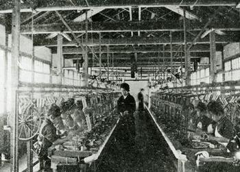 老照片：日本最早的一流公司，一等女工的年薪能盖一座小楼