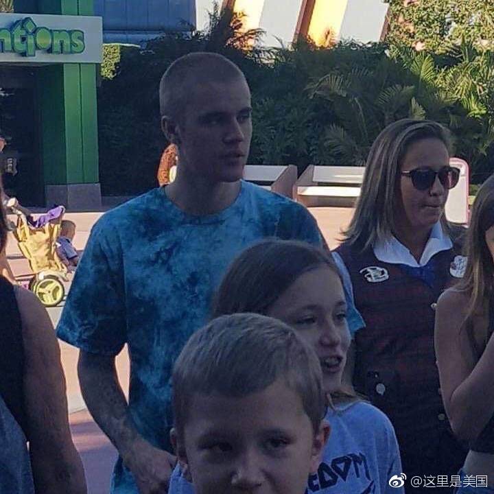 JB乱糟糟的长毛终于剪掉了，年轻也就20岁？（谷大白话）