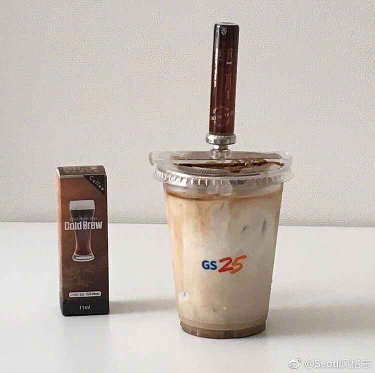 GS25试管氮气冷泡咖啡，小小的一支，方便携带，只需要注入冰块中