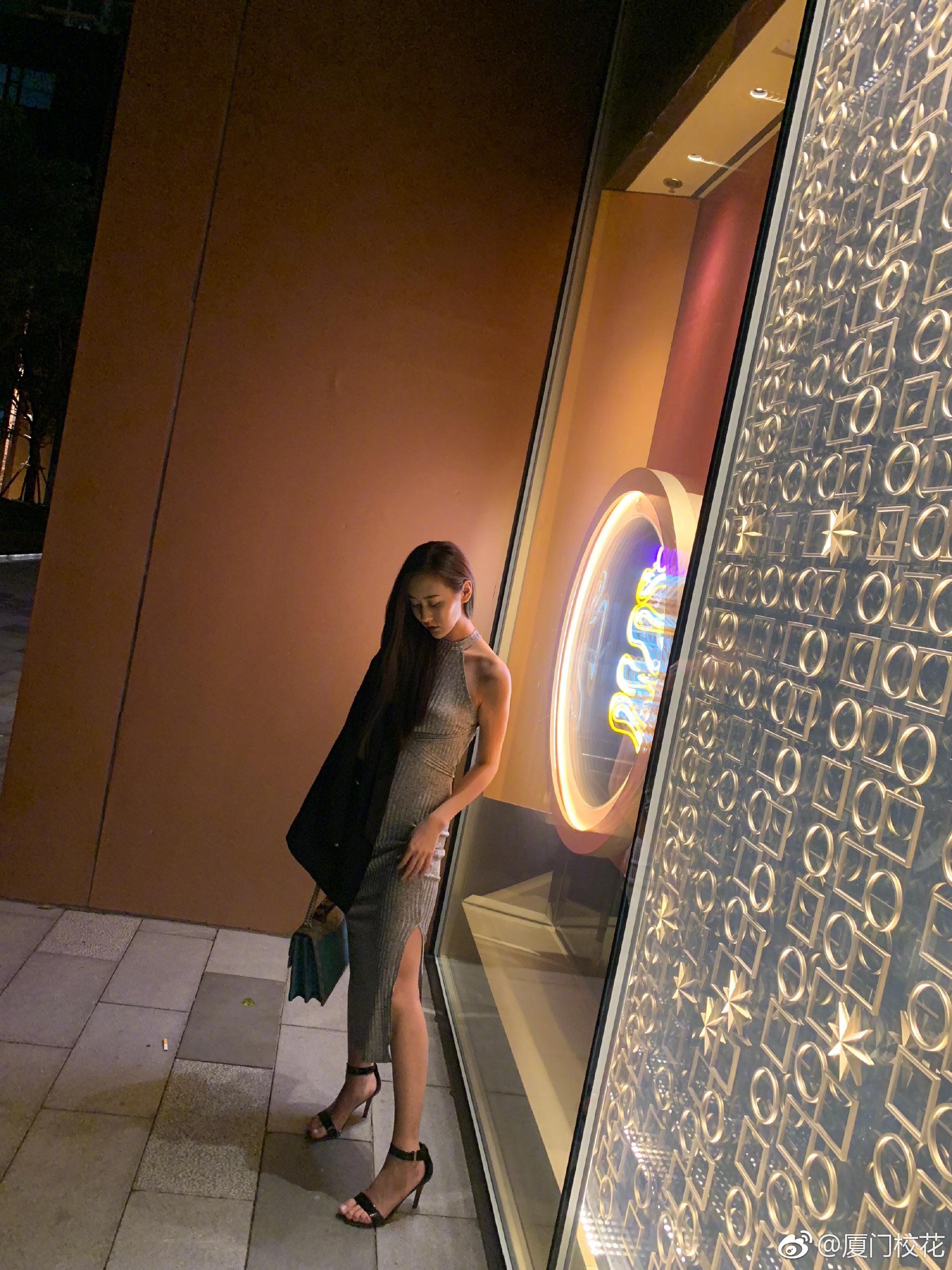 她叫Abby，97年，就读于上海外国语大学，身高175cm，爱好健身旅游