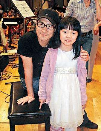 张学友一家四口近照，妻子美貌堪比关之琳，17岁女儿比妈妈还美