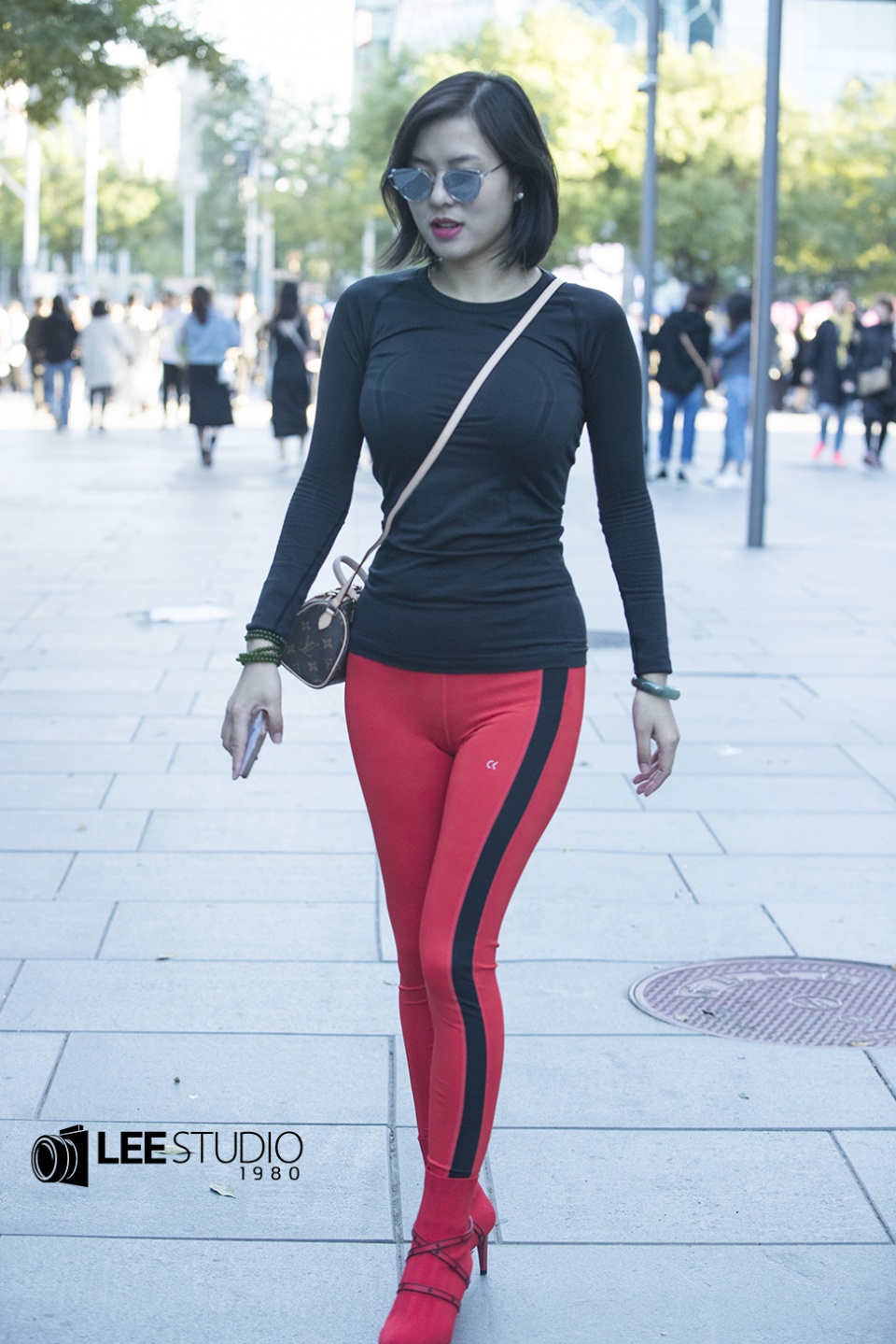 街拍；红色裤子配什么颜色上衣？搭配对颜色才不会俗气|红色|卡其色|时尚_新浪新闻