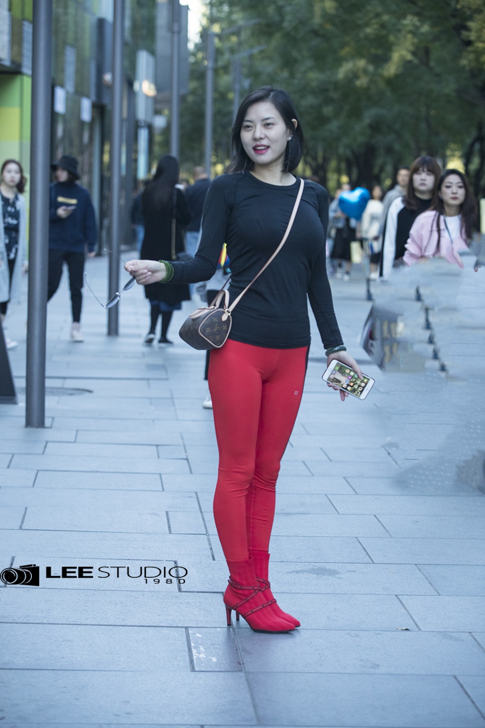 街拍；红色裤子配什么颜色上衣？搭配对颜色才不会俗气|红色|卡其色|时尚_新浪新闻