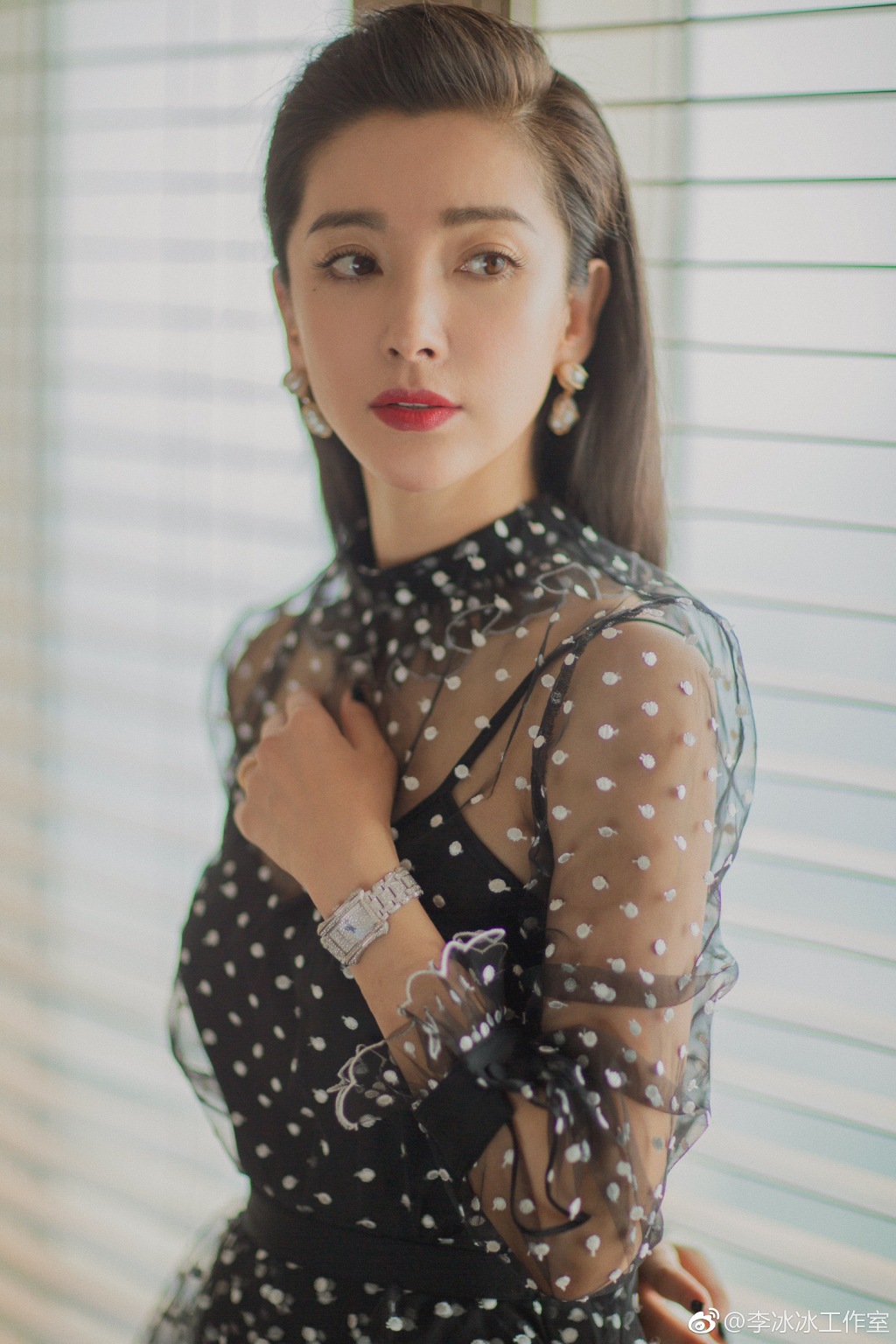 李冰冰真敢穿！米色礼服竟然穿一半就出席活动，网友：霸气侧漏|李冰冰|礼服|米色_新浪新闻