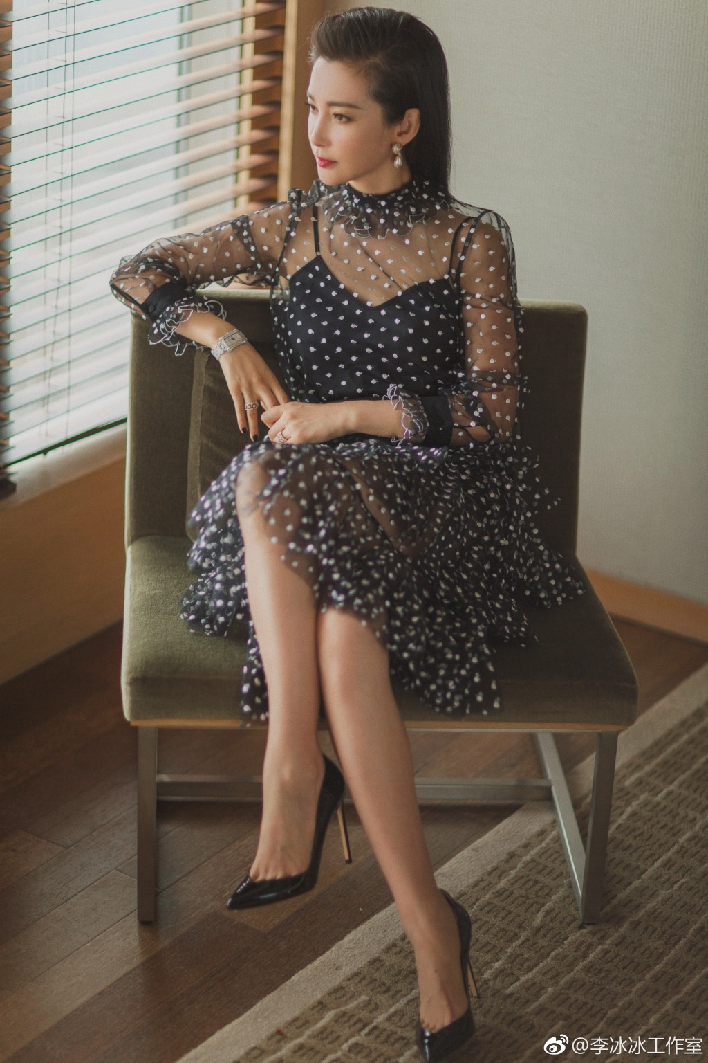 李冰冰真敢穿！米色礼服竟然穿一半就出席活动，网友：霸气侧漏|李冰冰|礼服|米色_新浪新闻