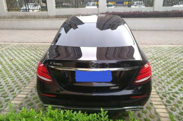 52万买辆奔驰E300L，提车时车主拿到钥匙时说出了压在心头里的话-新浪汽车