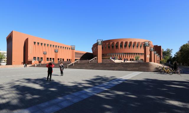 清华大学：校园秋色，犹如一幅金色画卷，美的醉人