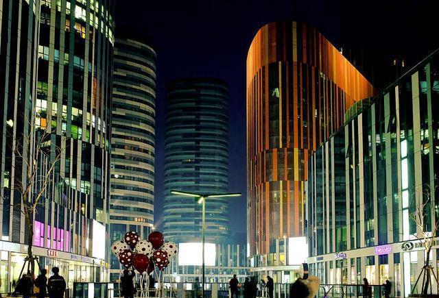 北京的三里屯到底有多繁华? 来看看就知道了|三里屯|夜生活|酒吧_新浪新闻