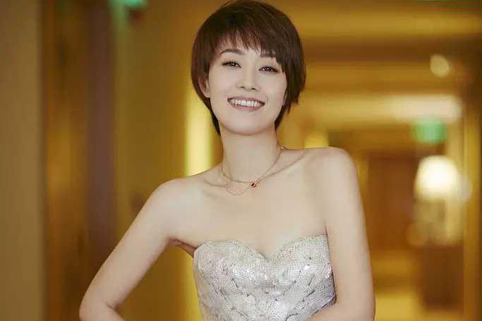 马伊利现身上海国际电影节荣获亚洲新人奖，身穿长裙仙气十足！|马伊利|亚洲新人奖|罗子君_新浪新闻