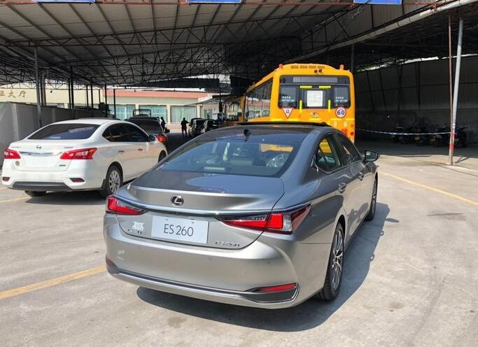 首台雷克萨斯ES260高配上牌遭围观，带3眼大灯，全系独享全