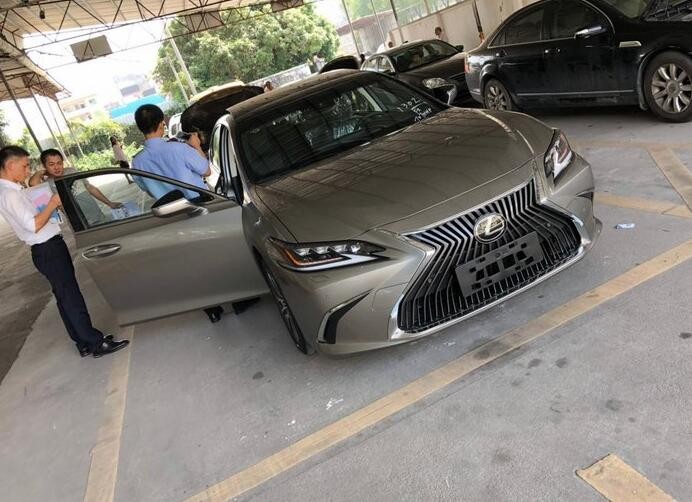 首台雷克萨斯ES260高配上牌遭围观，带3眼大灯，全系独享全