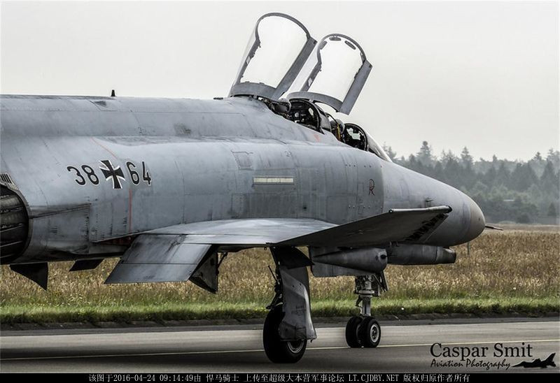 美国F-4鬼怪式战斗机，出口到了很多国家，现仍然有少量在使用中