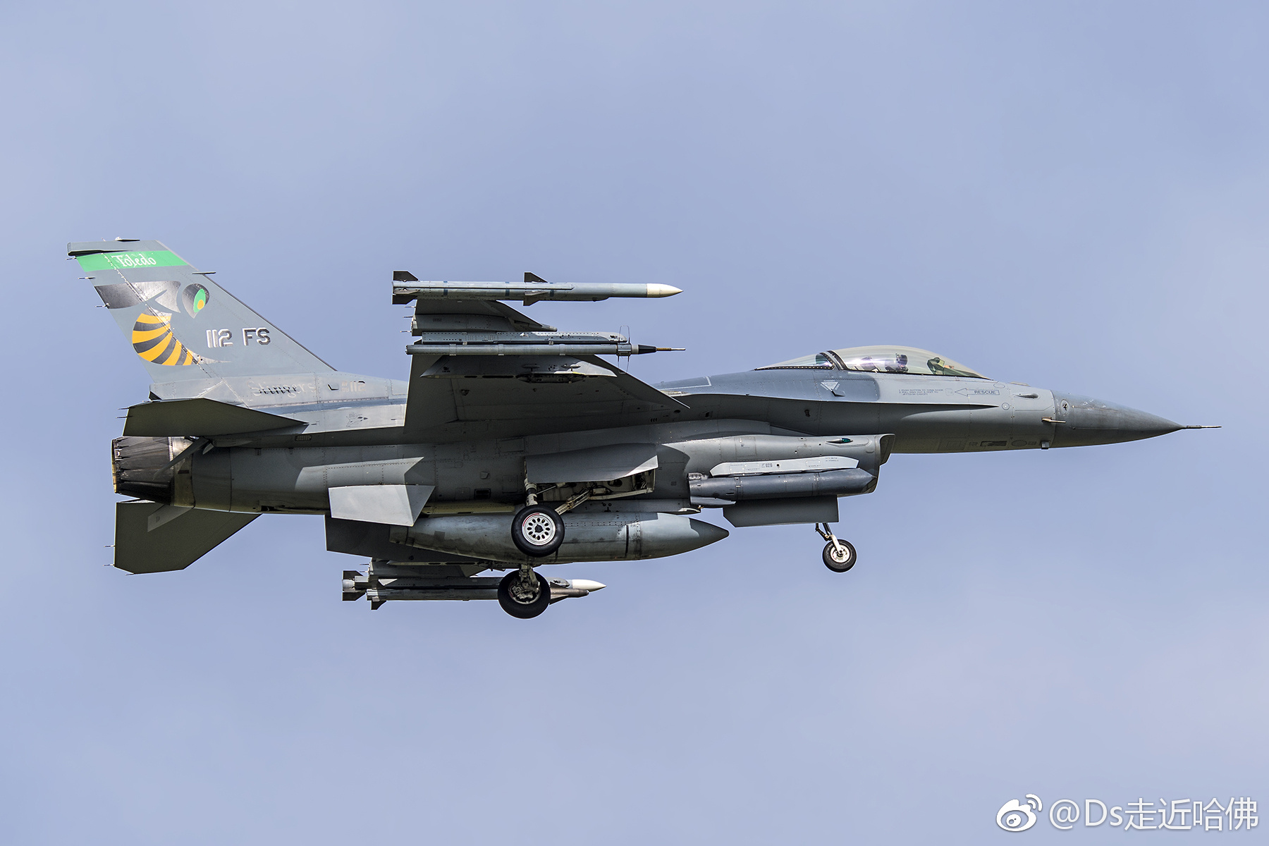 美军F-16的日常训练，AIM120，AIM9X,空战训练吊舱，狙击手光电吊舱|狙击手|吊舱|空军_新浪新闻