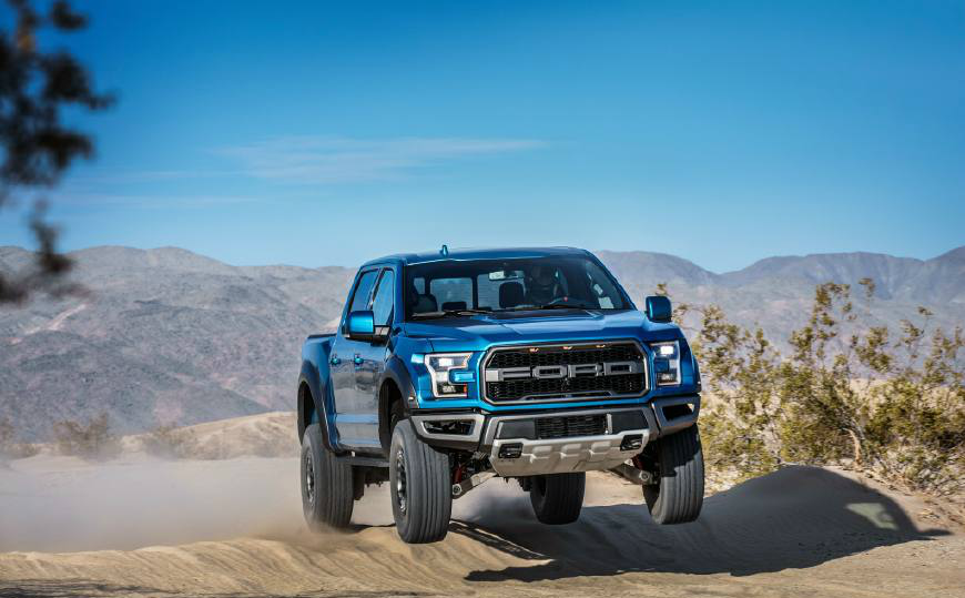 周末去越野，你会选择福特猛禽还是吉普牧马人呢-新浪汽车