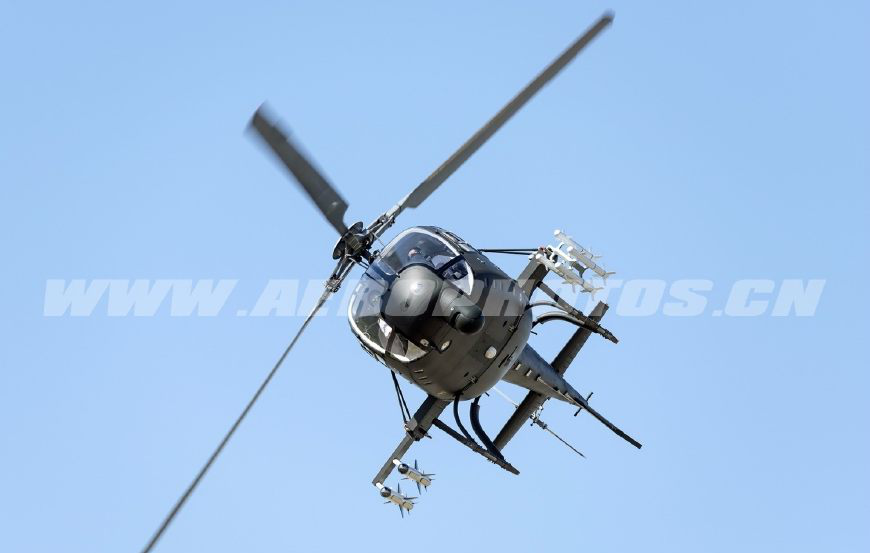 国产直，11WB轻型武装直升机飞行展示犹如精灵舞空|精灵|武装直升机|鸣谢_新浪新闻