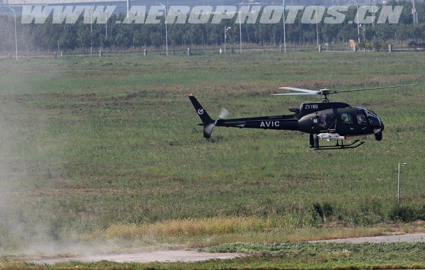 国产直，11WB轻型武装直升机飞行展示犹如精灵舞空|精灵|武装直升机|鸣谢_新浪新闻